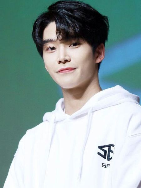 Profil, Fakta, dan Foto Rowoon SF9, Bintang School 2017 – Sosmedmu