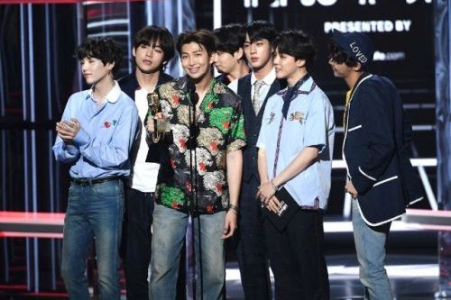 Kisah Pacaran Semua Member BTS dan Tipe Cewek Idaman Mereka – Sosmedmu